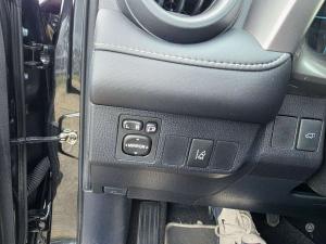 Black Toyota RAV4 2016 in Vilnius, with an engine capacity of 2.49 L and mileage of 173 thousand km for 15300 €, photo 17 on AUTOMOTO.COM.LV