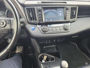 Black Toyota RAV4 2016 in Vilnius, with an engine capacity of 2.49 L and mileage of 173 thousand km for 15300 €, photo 18 on AUTOMOTO.COM.LV