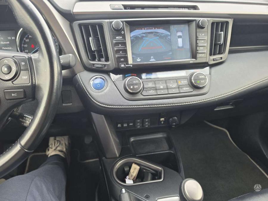 Black Toyota RAV4 2016 in Vilnius, with an engine capacity of 2.49 L and mileage of 173 thousand km for 15300 €, photo 18 on AUTOMOTO.COM.LV