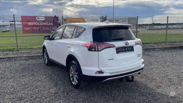 Black Toyota RAV4 2016 in Marijampole, with an engine capacity of 2.49 L and mileage of 147 thousand km for 16750 €, photo 8 on AUTOMOTO.COM.LV