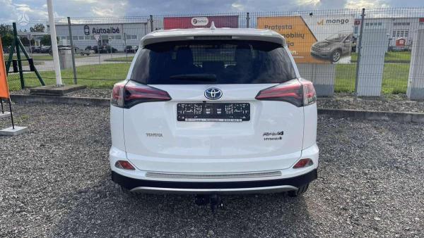Black Toyota RAV4 2016 in Marijampole, with an engine capacity of 2.49 L and mileage of 147 thousand km for 16750 €, photo 9 on AUTOMOTO.COM.LV
