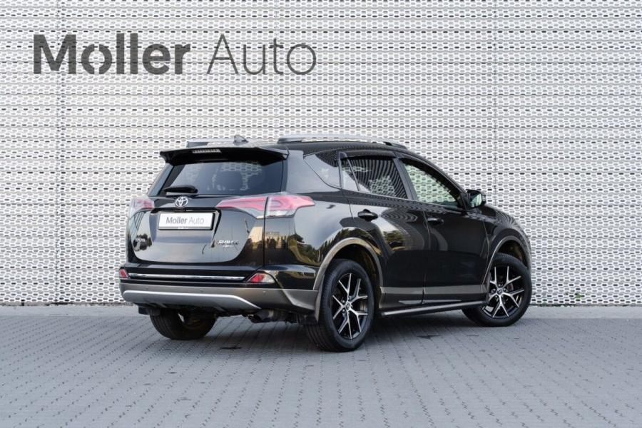Black Toyota RAV4 2016 in Marupe, with an engine capacity of 2.00 L and mileage of 138 thousand km for 17800 €, photo 5 on AUTOMOTO.COM.LV