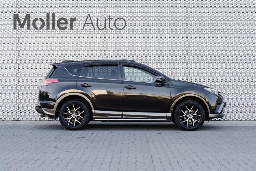 Black Toyota RAV4 2016 in Marupe, with an engine capacity of 2.00 L and mileage of 138 thousand km for 17800 €, photo 6 on AUTOMOTO.COM.LV