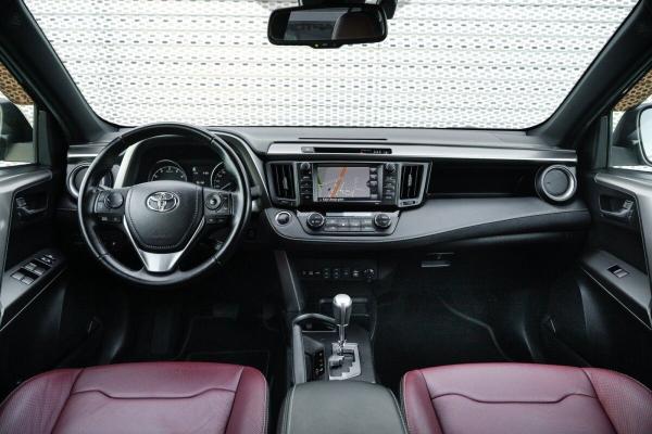 Black Toyota RAV4 2016 in Marupe, with an engine capacity of 2.00 L and mileage of 138 thousand km for 17800 €, photo 6 on AUTOMOTO.COM.LV