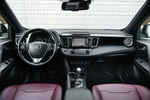 Black Toyota RAV4 2016 in Marupe, with an engine capacity of 2.00 L and mileage of 138 thousand km for 17800 €, photo 7 on AUTOMOTO.COM.LV