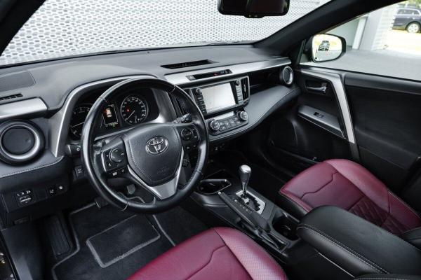 Black Toyota RAV4 2016 in Marupe, with an engine capacity of 2.00 L and mileage of 138 thousand km for 17800 €, photo 9 on AUTOMOTO.COM.LV