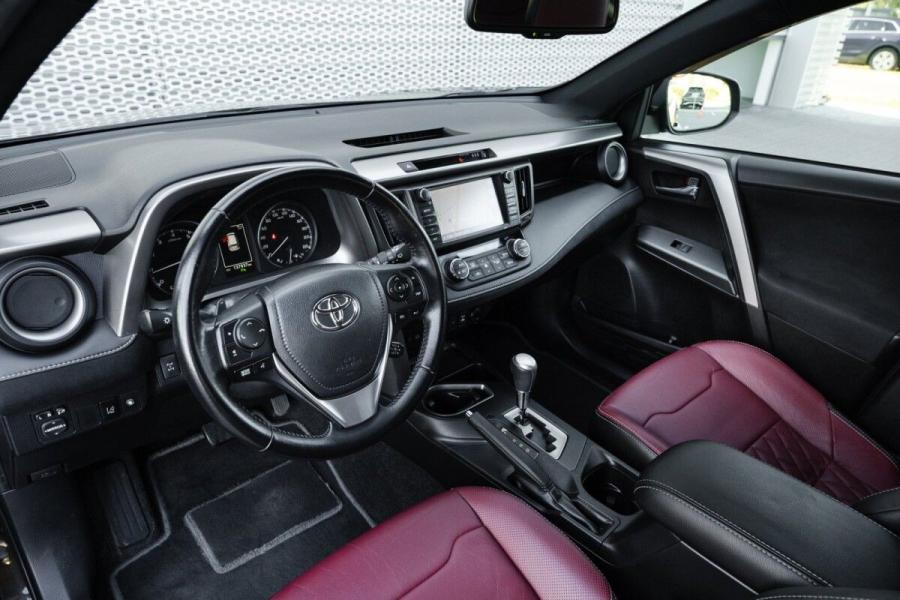 Black Toyota RAV4 2016 in Marupe, with an engine capacity of 2.00 L and mileage of 138 thousand km for 17800 €, photo 10 on AUTOMOTO.COM.LV