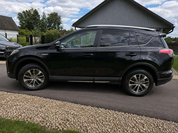Black Toyota RAV4 2016 in Vilnius, with an engine capacity of 2.49 L and mileage of 176 thousand km for 16200 €, photo 1 on AUTOMOTO.COM.LV