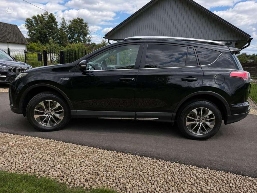 Black Toyota RAV4 2016 in Vilnius, with an engine capacity of 2.49 L and mileage of 176 thousand km for 16200 €, photo 1 on AUTOMOTO.COM.LV