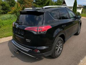 Black Toyota RAV4 2016 in Vilnius, with an engine capacity of 2.49 L and mileage of 176 thousand km for 16200 €, photo 7 on AUTOMOTO.COM.LV