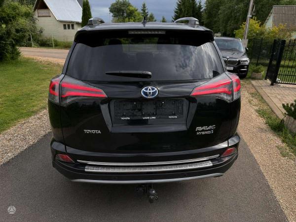 Black Toyota RAV4 2016 in Vilnius, with an engine capacity of 2.49 L and mileage of 176 thousand km for 16200 €, photo 8 on AUTOMOTO.COM.LV