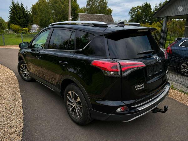 Black Toyota RAV4 2016 in Vilnius, with an engine capacity of 2.49 L and mileage of 176 thousand km for 16200 €, photo 9 on AUTOMOTO.COM.LV