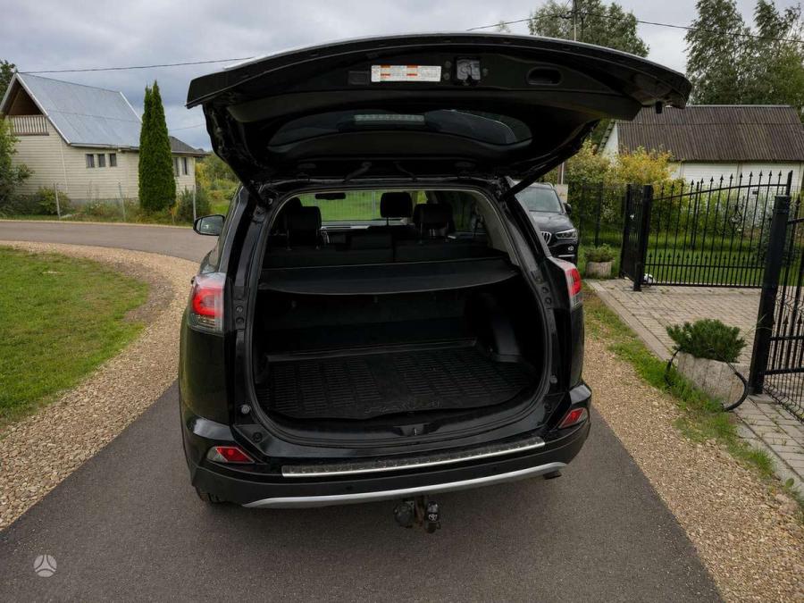 Black Toyota RAV4 2016 in Vilnius, with an engine capacity of 2.49 L and mileage of 176 thousand km for 16200 €, photo 10 on AUTOMOTO.COM.LV