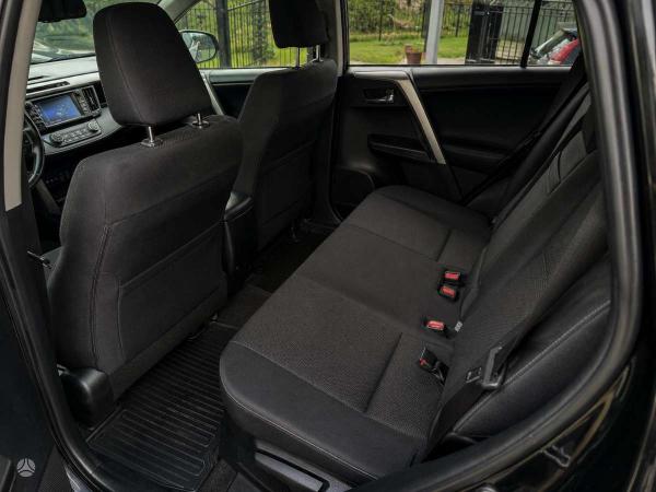 Black Toyota RAV4 2016 in Vilnius, with an engine capacity of 2.49 L and mileage of 176 thousand km for 16200 €, photo 11 on AUTOMOTO.COM.LV