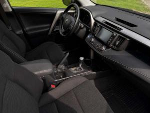 Black Toyota RAV4 2016 in Vilnius, with an engine capacity of 2.49 L and mileage of 176 thousand km for 16200 €, photo 12 on AUTOMOTO.COM.LV