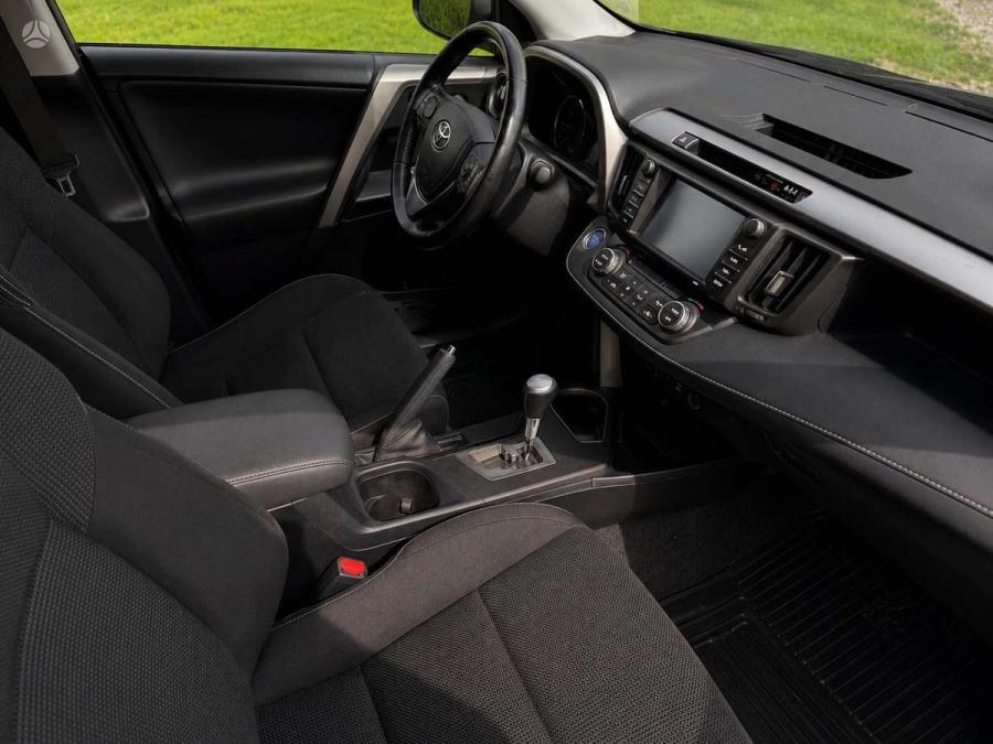 Black Toyota RAV4 2016 in Vilnius, with an engine capacity of 2.49 L and mileage of 176 thousand km for 16200 €, photo 12 on AUTOMOTO.COM.LV