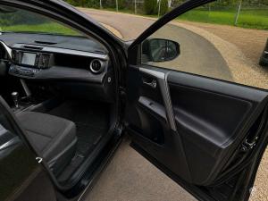 Black Toyota RAV4 2016 in Vilnius, with an engine capacity of 2.49 L and mileage of 176 thousand km for 16200 €, photo 13 on AUTOMOTO.COM.LV