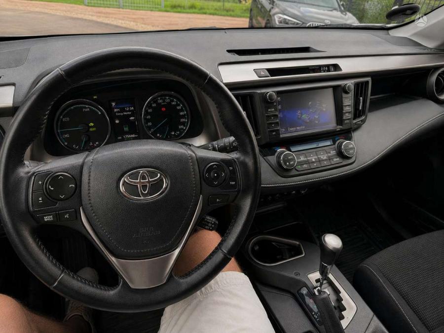 Black Toyota RAV4 2016 in Vilnius, with an engine capacity of 2.49 L and mileage of 176 thousand km for 16200 €, photo 14 on AUTOMOTO.COM.LV