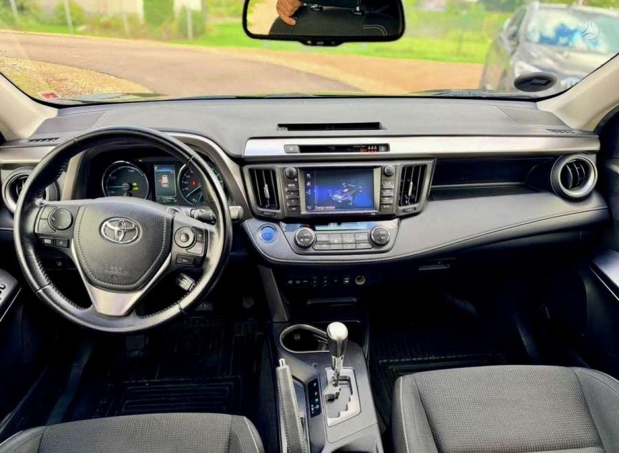 Black Toyota RAV4 2016 in Vilnius, with an engine capacity of 2.49 L and mileage of 176 thousand km for 16200 €, photo 16 on AUTOMOTO.COM.LV