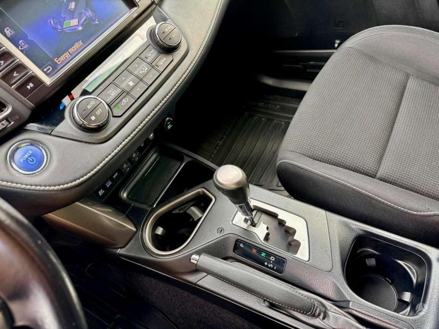 Black Toyota RAV4 2016 in Vilnius, with an engine capacity of 2.49 L and mileage of 176 thousand km for 16200 €, photo 17 on AUTOMOTO.COM.LV