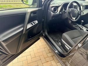 Black Toyota RAV4 2016 in Vilnius, with an engine capacity of 2.49 L and mileage of 176 thousand km for 16200 €, photo 18 on AUTOMOTO.COM.LV