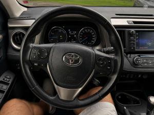 Black Toyota RAV4 2016 in Vilnius, with an engine capacity of 2.49 L and mileage of 176 thousand km for 16200 €, photo 19 on AUTOMOTO.COM.LV