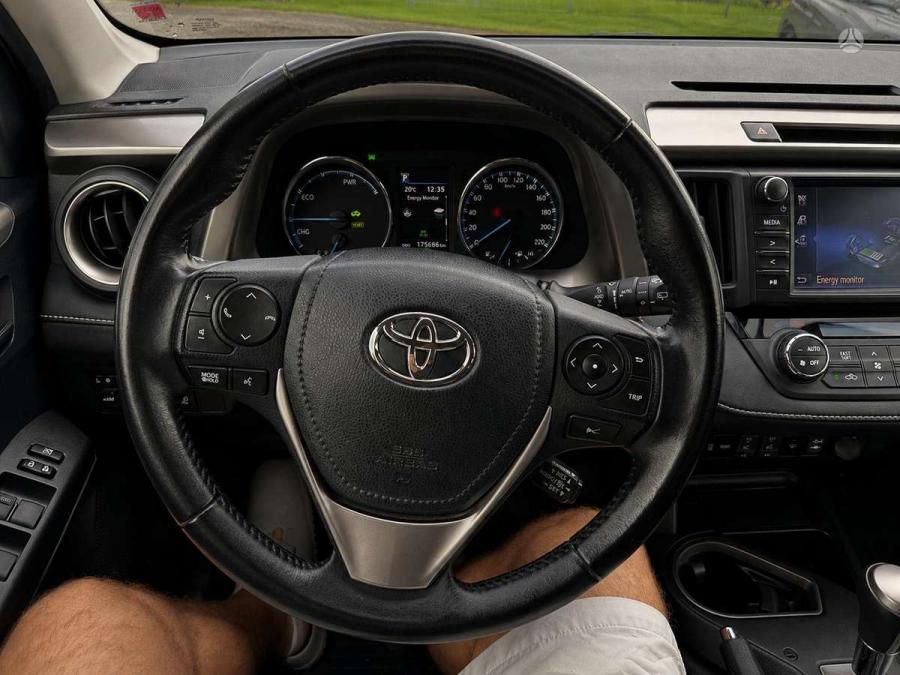 Black Toyota RAV4 2016 in Vilnius, with an engine capacity of 2.49 L and mileage of 176 thousand km for 16200 €, photo 19 on AUTOMOTO.COM.LV