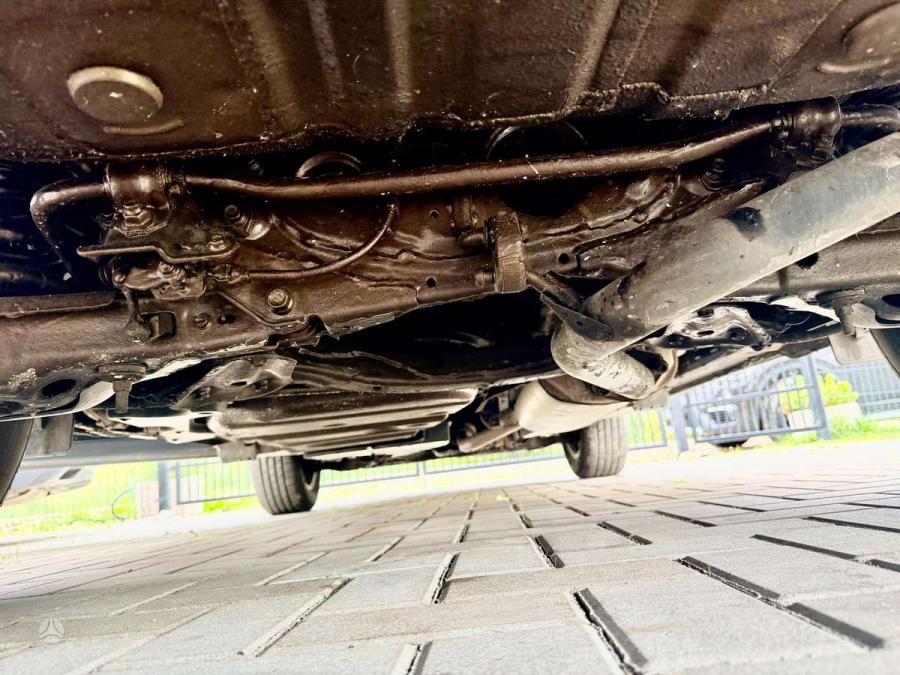 Black Toyota RAV4 2016 in Vilnius, with an engine capacity of 2.49 L and mileage of 176 thousand km for 16200 €, photo 27 on AUTOMOTO.COM.LV