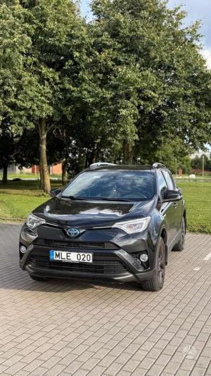 Black Toyota RAV4 2016 in Panevezys, with an engine capacity of 2.49 L and mileage of 160 thousand km for 17000 €, photo 1 on AUTOMOTO.COM.LV