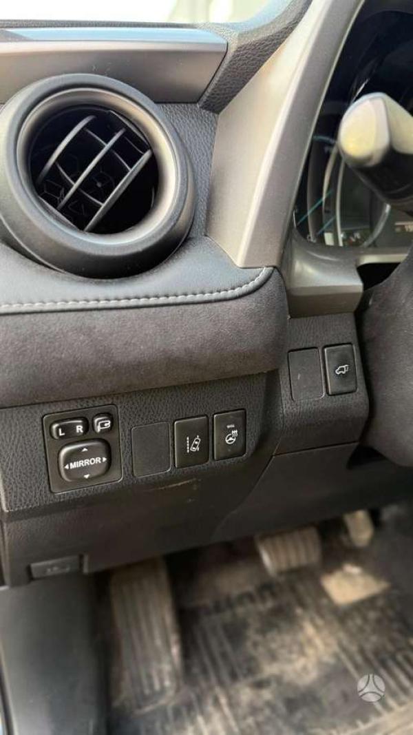 Melns Toyota RAV4 2016 Panevēža, ar dzinēja tilpumu 2.49 L un nobraukumu 160 tūkst. km par 17000 €, foto 7 vietnē AUTOMOTO.COM.LV