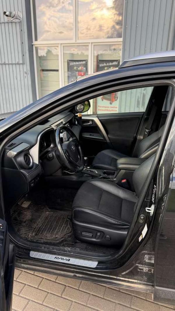 Melns Toyota RAV4 2016 Panevēža, ar dzinēja tilpumu 2.49 L un nobraukumu 160 tūkst. km par 17000 €, foto 9 vietnē AUTOMOTO.COM.LV