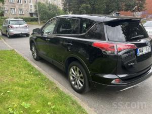 Black Toyota RAV4 2016 in Riga, with an engine capacity of 2.50 L and mileage of 1 thousand km for 21500 €, photo 4 on AUTOMOTO.COM.LV