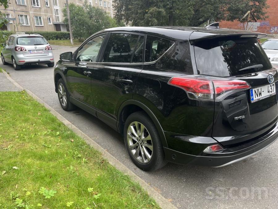 Black Toyota RAV4 2016 in Riga, with an engine capacity of 2.50 L and mileage of 1 thousand km for 21500 €, photo 4 on AUTOMOTO.COM.LV