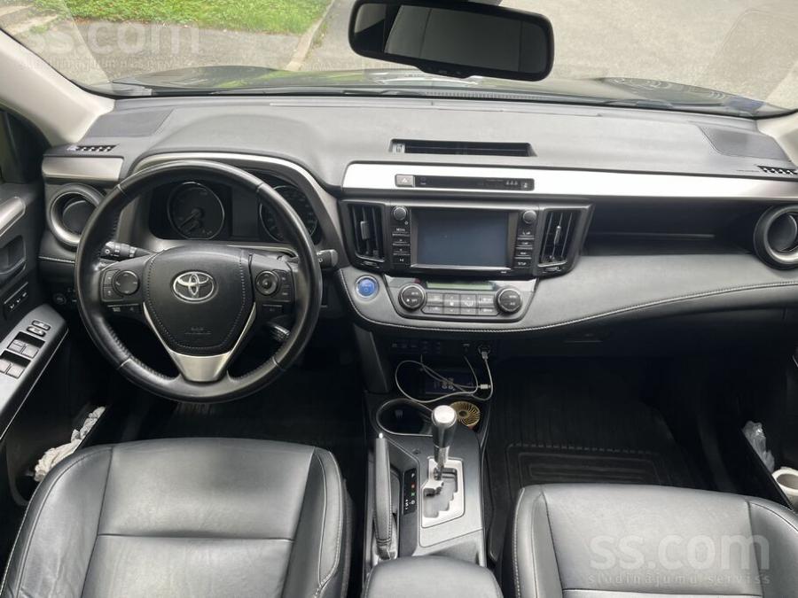 Black Toyota RAV4 2016 in Riga, with an engine capacity of 2.50 L and mileage of 1 thousand km for 21500 €, photo 6 on AUTOMOTO.COM.LV