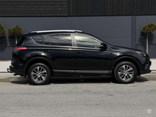 Melns Toyota RAV4 2016 Šauļi, ar dzinēja tilpumu 2.49 L un nobraukumu 126 tūkst. km par 17650 €, foto 8 vietnē AUTOMOTO.COM.LV