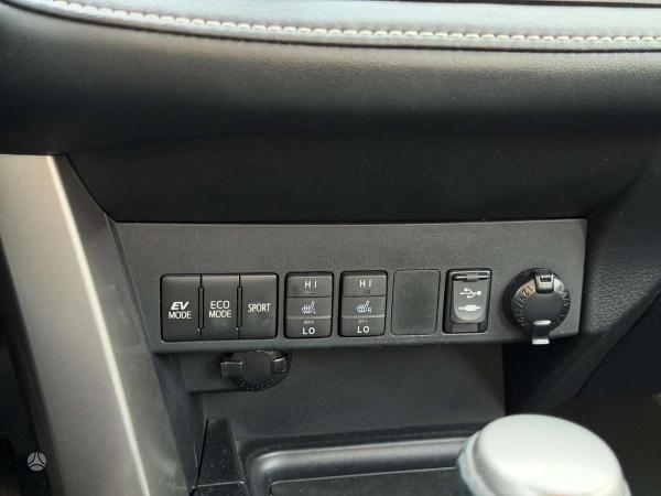Black Toyota RAV4 2016 in Siauliai, with an engine capacity of 2.49 L and mileage of 310 thousand km for 14499 €, photo 3 on AUTOMOTO.COM.LV