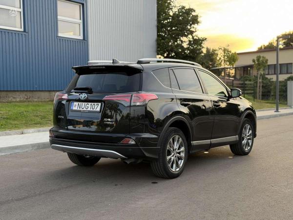 Black Toyota RAV4 2016 in Siauliai, with an engine capacity of 2.49 L and mileage of 310 thousand km for 14499 €, photo 9 on AUTOMOTO.COM.LV