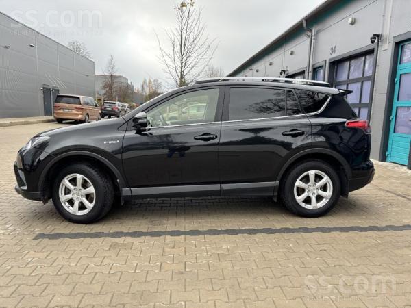 Black Toyota RAV4 2017 in Riga, with an engine capacity of 2.50 L and mileage of 125 thousand km for 18190 €, photo 2 on AUTOMOTO.COM.LV