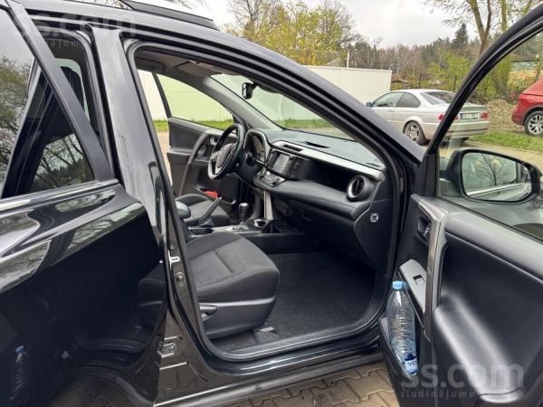 Black Toyota RAV4 2017 in Riga, with an engine capacity of 2.50 L and mileage of 125 thousand km for 18190 €, photo 7 on AUTOMOTO.COM.LV