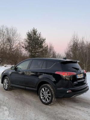 Black Toyota RAV4 2017 in Utena, with an engine capacity of 2.49 L and mileage of 192 thousand km for 18750 €, photo 3 on AUTOMOTO.COM.LV