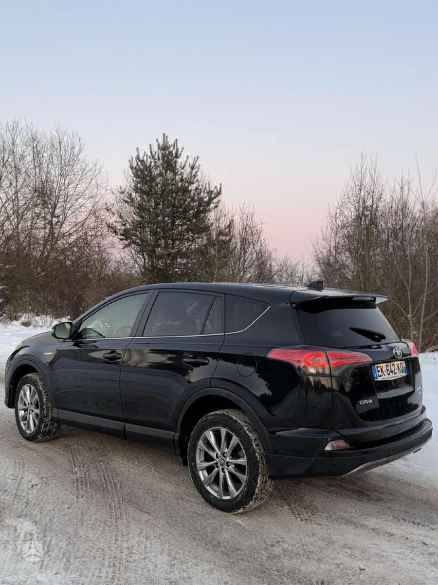 Black Toyota RAV4 2017 in Utena, with an engine capacity of 2.49 L and mileage of 192 thousand km for 18750 €, photo 3 on AUTOMOTO.COM.LV