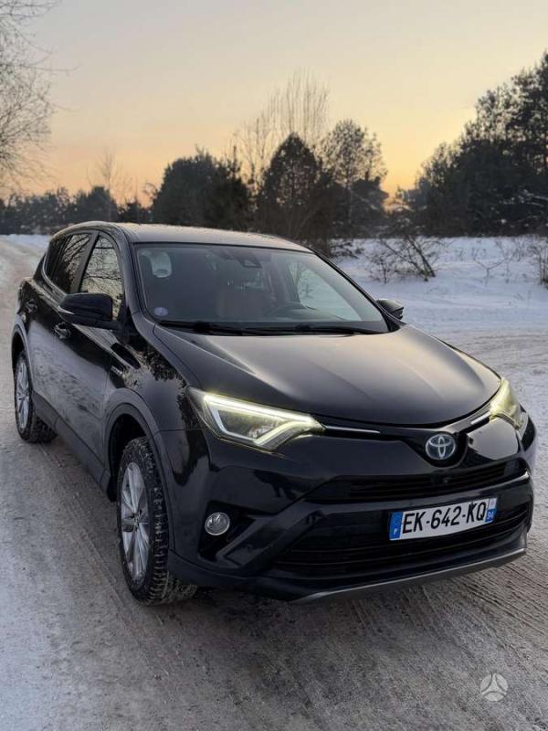 Black Toyota RAV4 2017 in Utena, with an engine capacity of 2.49 L and mileage of 192 thousand km for 18750 €, photo 5 on AUTOMOTO.COM.LV