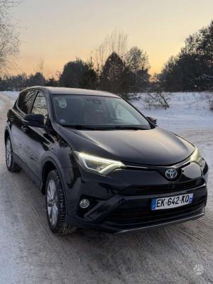Black Toyota RAV4 2017 in Utena, with an engine capacity of 2.49 L and mileage of 192 thousand km for 18750 €, photo 5 on AUTOMOTO.COM.LV