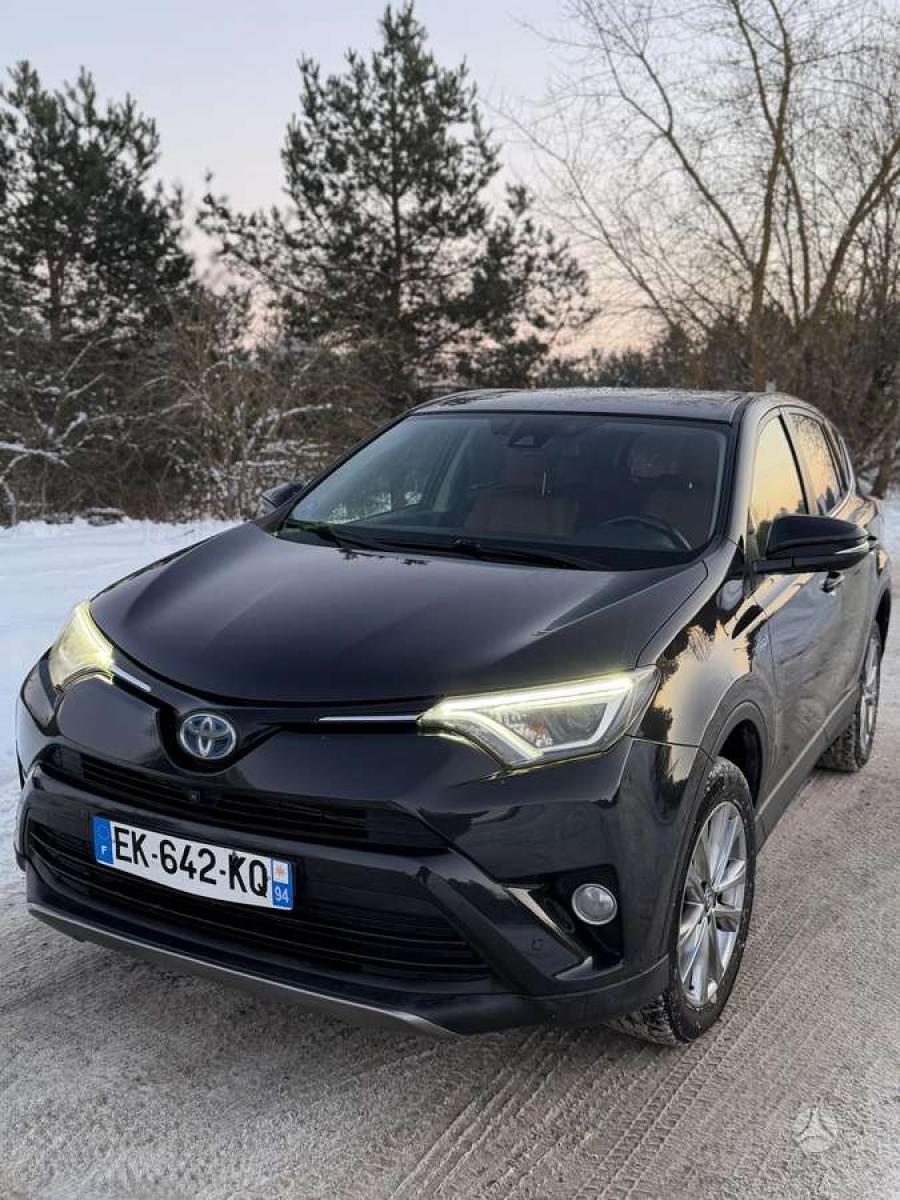 Black Toyota RAV4 2017 in Utena, with an engine capacity of 2.49 L and mileage of 192 thousand km for 18750 €, photo 7 on AUTOMOTO.COM.LV