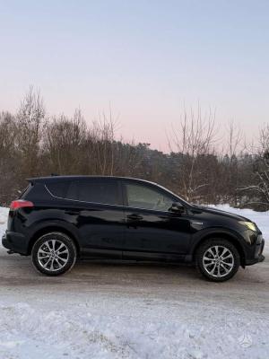 Black Toyota RAV4 2017 in Utena, with an engine capacity of 2.49 L and mileage of 192 thousand km for 18750 €, photo 13 on AUTOMOTO.COM.LV