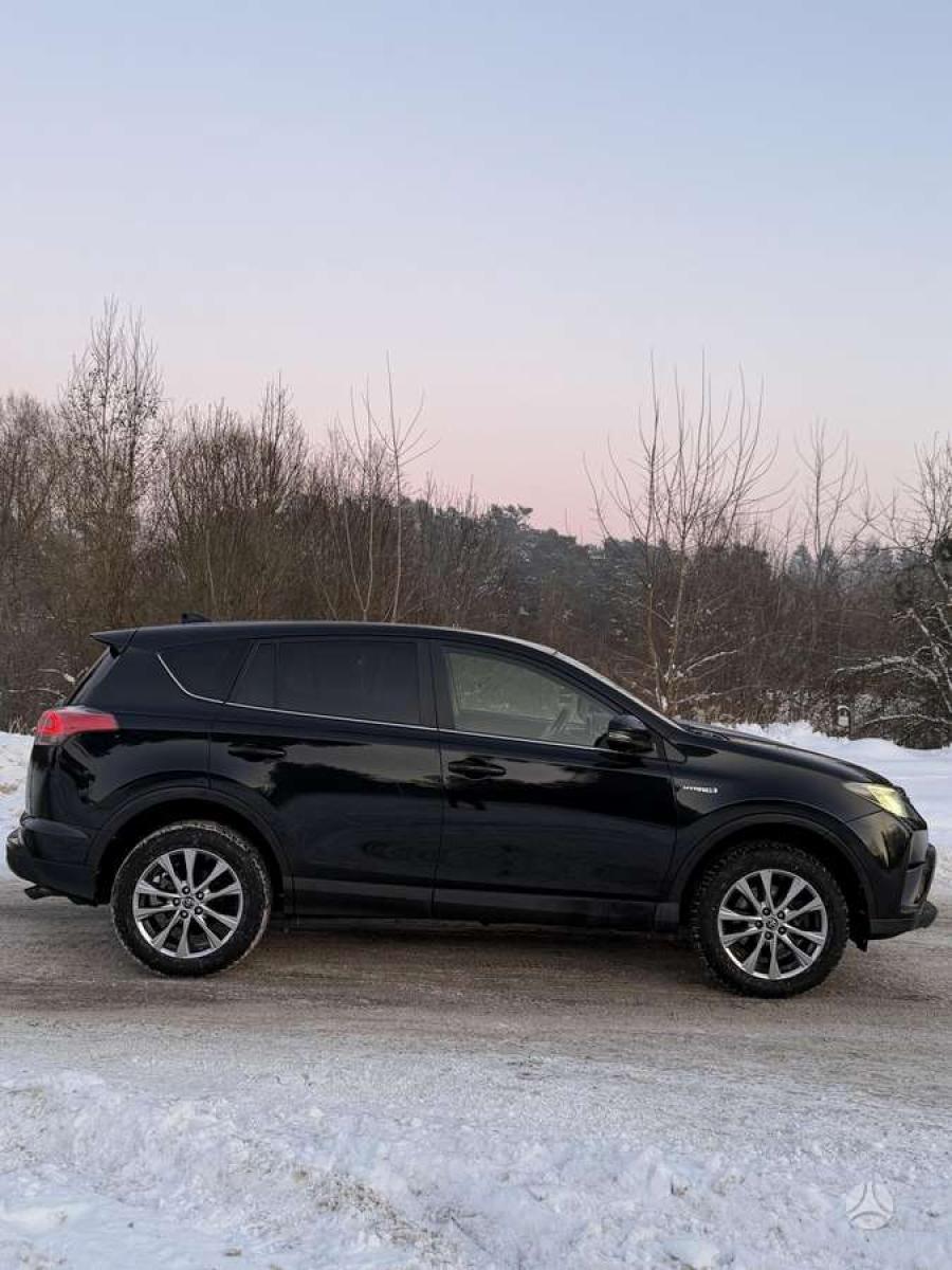 Black Toyota RAV4 2017 in Utena, with an engine capacity of 2.49 L and mileage of 192 thousand km for 18750 €, photo 13 on AUTOMOTO.COM.LV