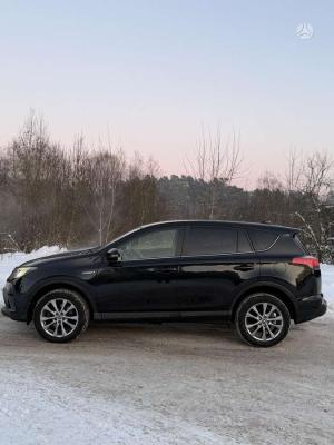 Black Toyota RAV4 2017 in Utena, with an engine capacity of 2.49 L and mileage of 192 thousand km for 18750 €, photo 15 on AUTOMOTO.COM.LV