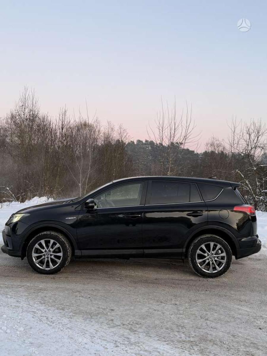Black Toyota RAV4 2017 in Utena, with an engine capacity of 2.49 L and mileage of 192 thousand km for 18750 €, photo 15 on AUTOMOTO.COM.LV