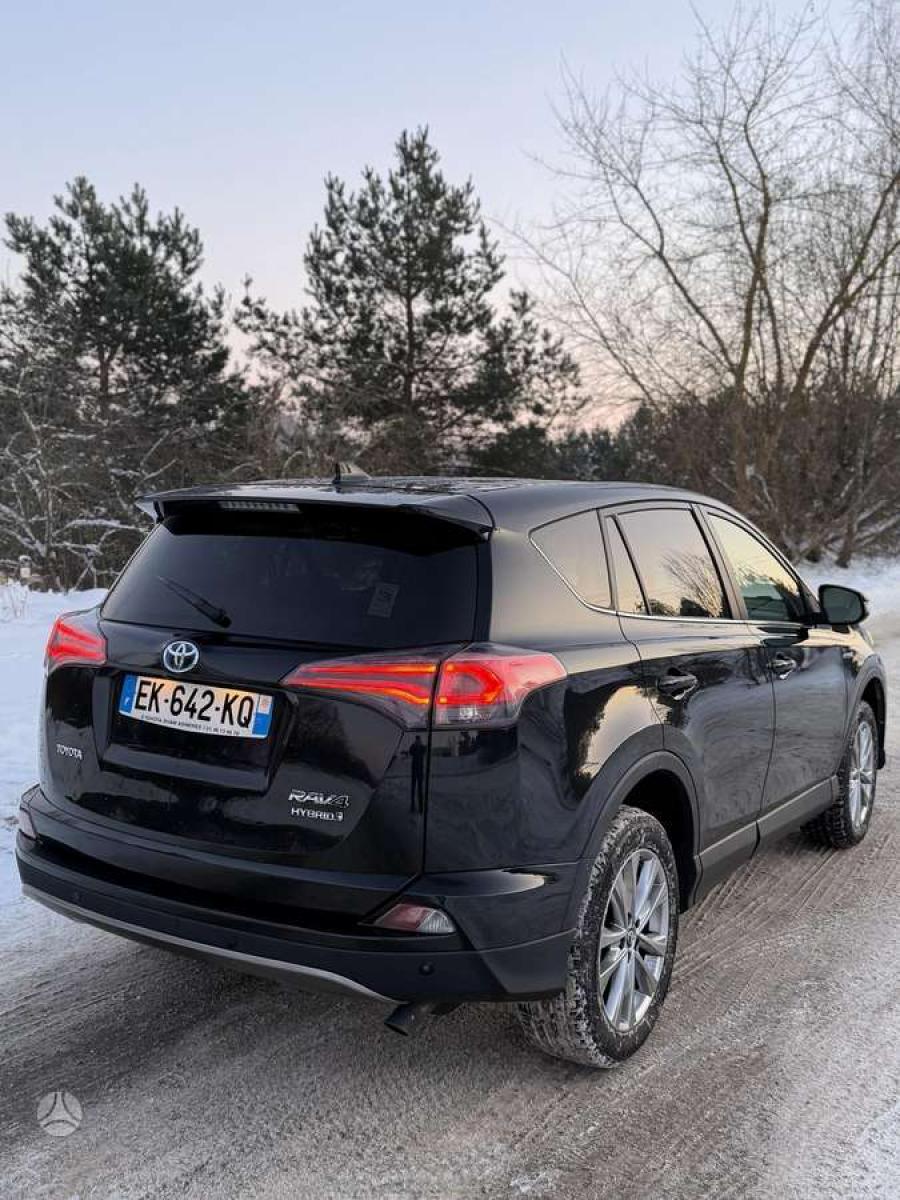 Black Toyota RAV4 2017 in Utena, with an engine capacity of 2.49 L and mileage of 192 thousand km for 18750 €, photo 21 on AUTOMOTO.COM.LV