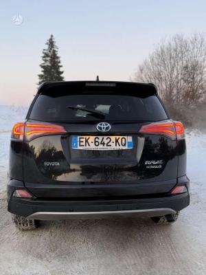 Black Toyota RAV4 2017 in Utena, with an engine capacity of 2.49 L and mileage of 192 thousand km for 18750 €, photo 25 on AUTOMOTO.COM.LV